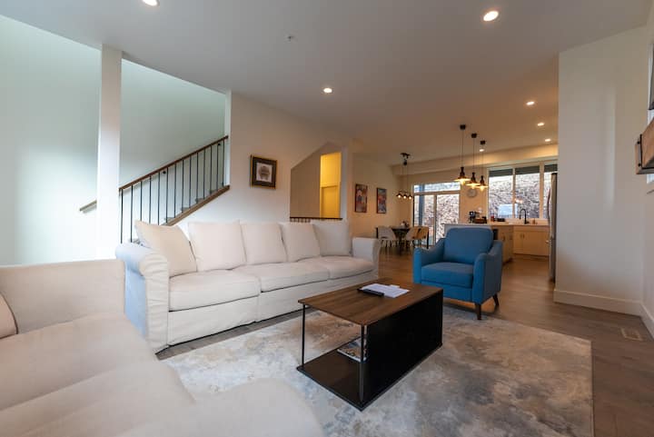 A Getaway With Views, Hot Tub, Theatre, Games & Ac - Chilliwack