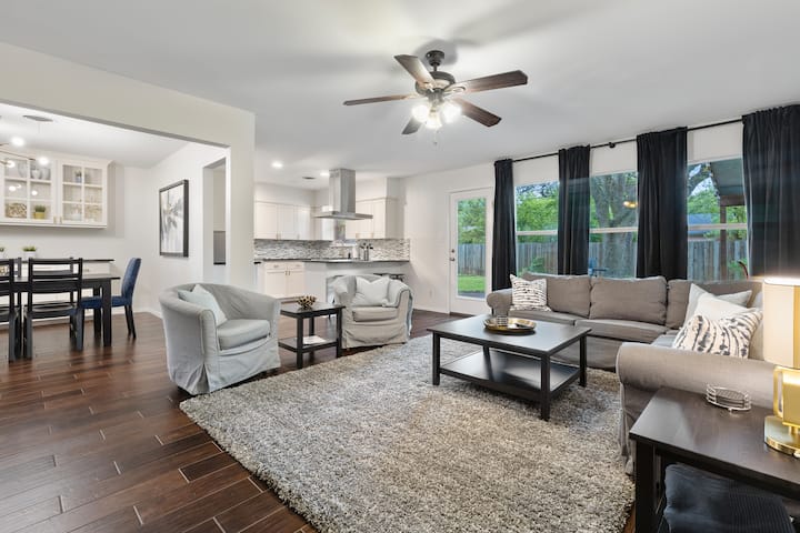 2 Living Rooms, Lots Of Big Beds! 3 King, 2 Queen - Austin, TX