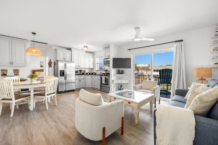 Easy Breezy • Manatees, Dolphins, Sunsets & Pool - Treasure Island, FL