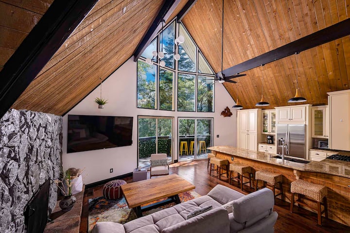 Winter Escape: King Suites, Pool Table, Fiber Wifi - California