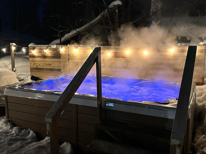 Cow-goats-sheep-hottub-king Bed-oh My! - Anchorage, AK
