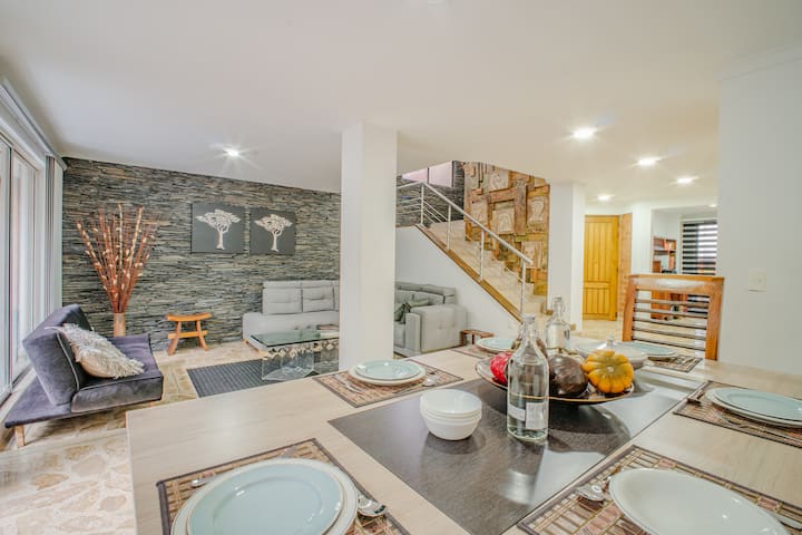 Spacious Family Home In El Poblado. 24/7 Security - Medellín