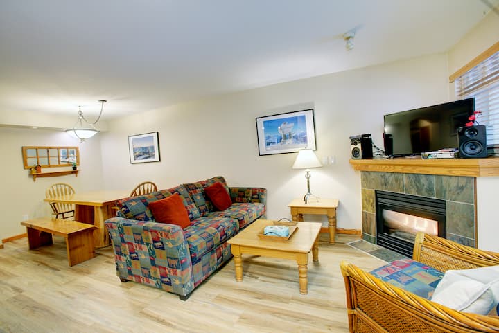 Village Gem: 2br, 2ba, Private H/t & Free Parking - 威士拿