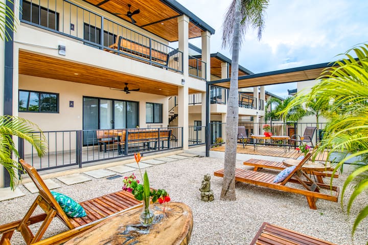 Amplio Con Terraza Y Piscina En Planta Alta - Tamarindo