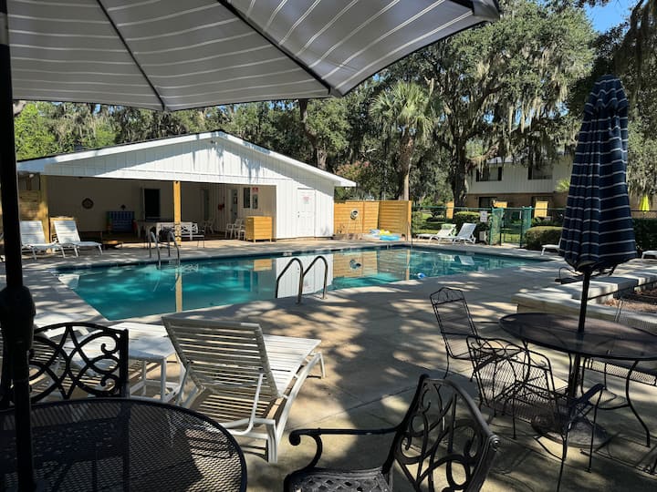 Beach Stay: Bikes, Pool, King Bed - Walk To Shore! - セント・シモンズ・アイランド, GA