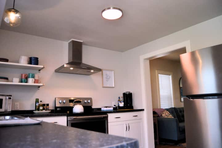 1st Floor, 2 Bd/1 Ba W/ King, Close To Downtown - Elkins, WV