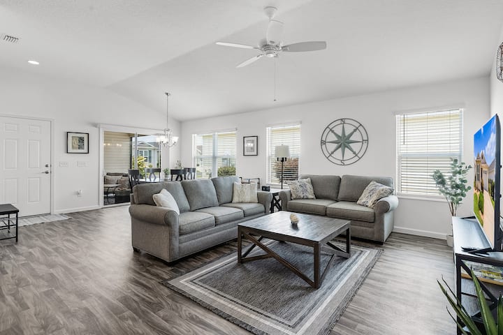 Spotless Villa Near Brownwood Sq- Lanai & King Ste - Wildwood, FL