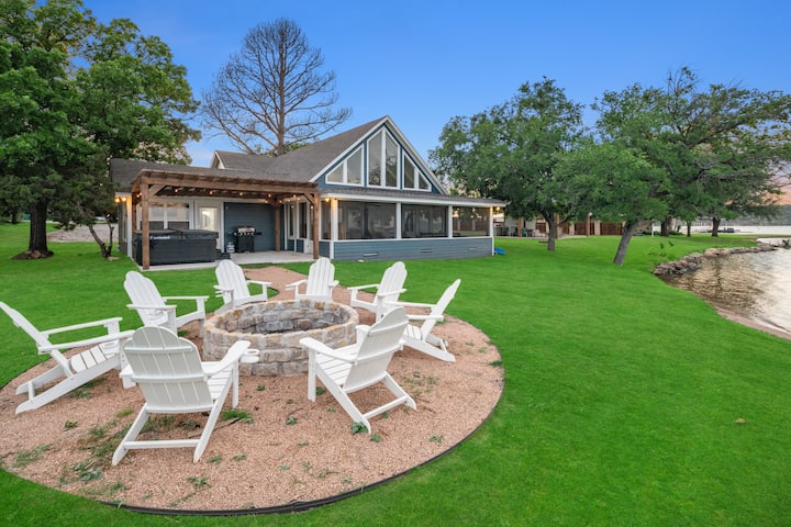 Waterfront, Newly Renovated! 20 Min From Rocker B! - Sandy Beach, TX
