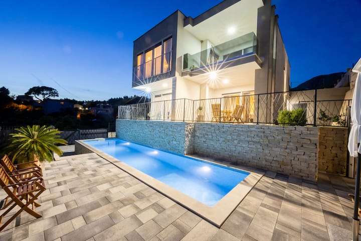 Luxury Apartment With Private Pool 30m²·near Split - Podstrana
