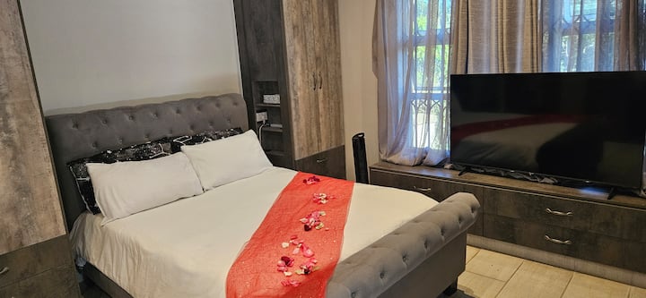 Romantic Home For 3 Couples - Pinetown