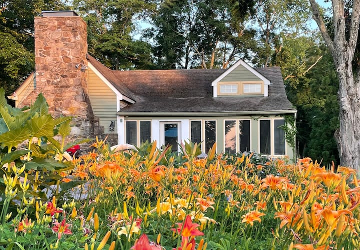 Guest Cottage With Pool And Pickleball Court - Newtown, CT