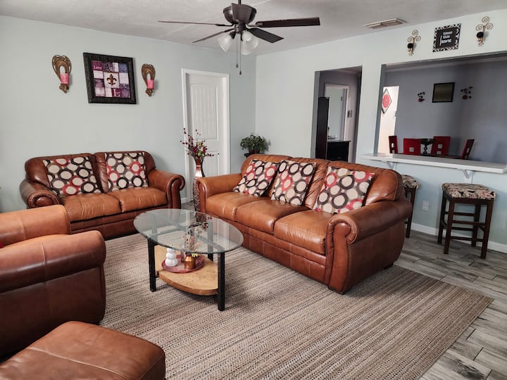 1 King And 4 Queen Beds, 4 Bedroom Spacious House - Hobbs, NM