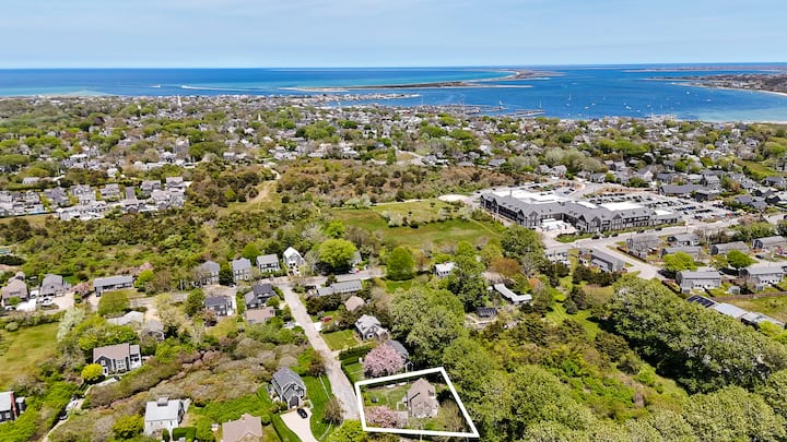 Bright South Of Town Surf Shack Cottage-gym Access - Nantucket, MA