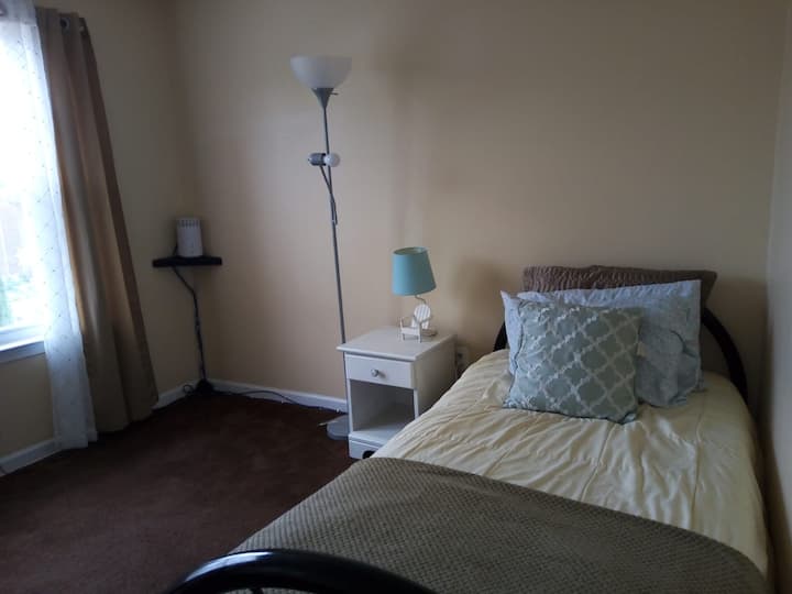 Nice Bedroom In A Townhouse. - Trenton, NJ