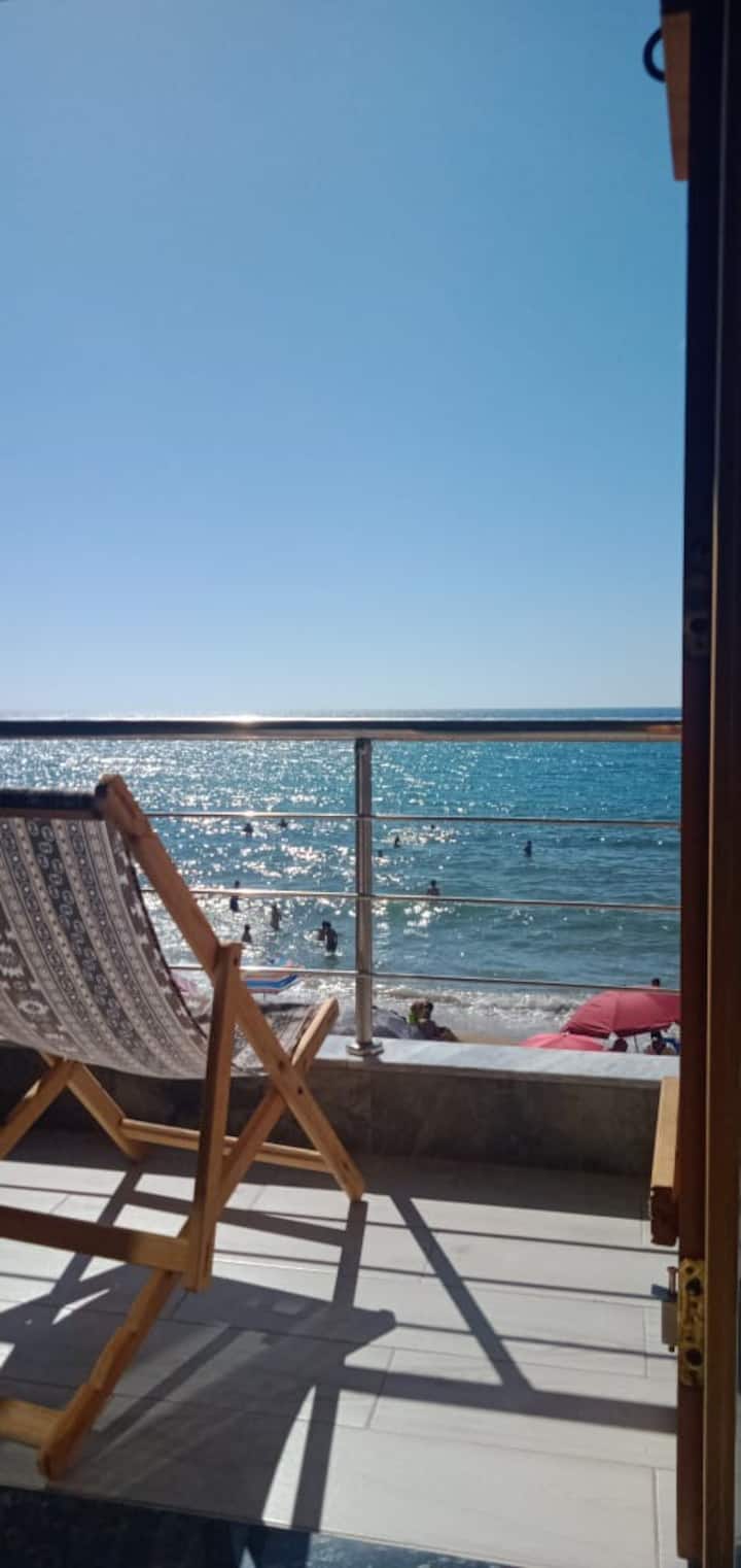 Beau Soleil, Coin De Paradis, Pieds Dans L'eau. - Algérie