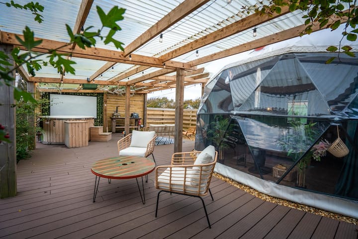 Hillside Escape • 1br Geodome + Hot Tub & Cinema - Stranraer