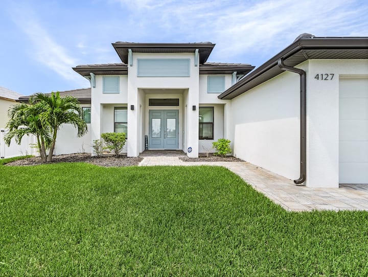 Villa Sun-kissed: Where Sunshine Meets Luxury - Cape Coral, FL