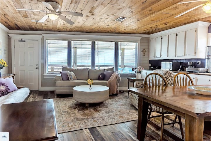 Queen's Quarters - Blue Dolphin Inn & Cottages - Grand Isle, LA