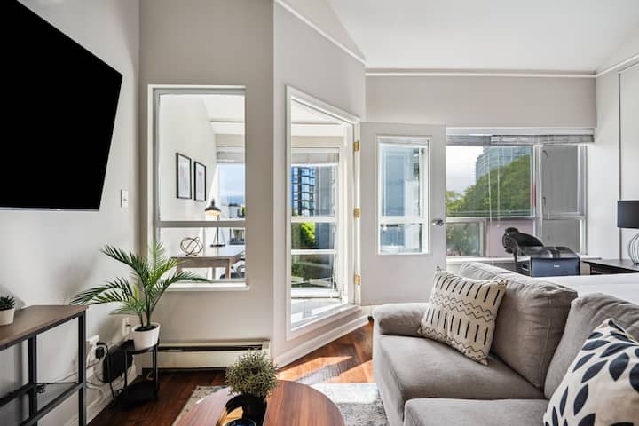 Top Floor Fully Furnished Studio W/king Size Bd! - North Vancouver