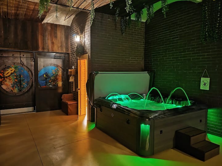 Ernests' Unique Townhouse With Sauna And Hot Tub - Riga