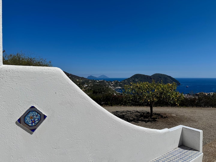 Villa Eoliana - Appartamento Con Patio E Giardino - Lipari