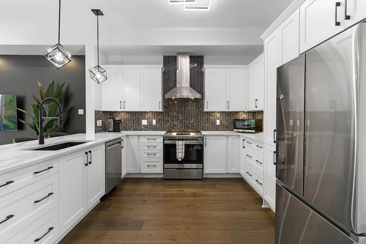 Luxury 4 Bdrm Home - Fireplace, Ping Pong &Parking - Ottawa