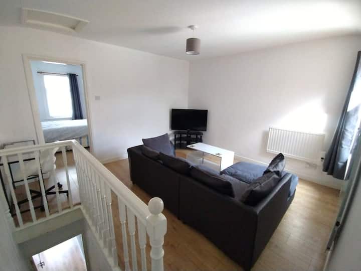 With Parking, Close To Town, Railway & Bus - Reading