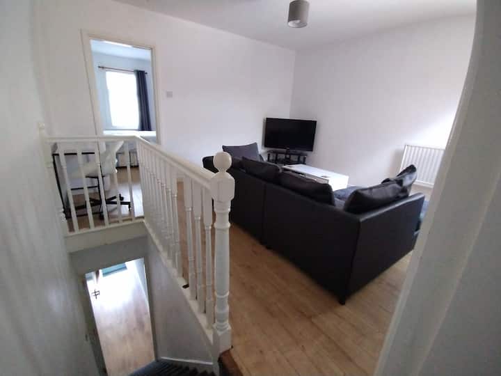 With Parking, Close To Town, Railway & Bus - Reading