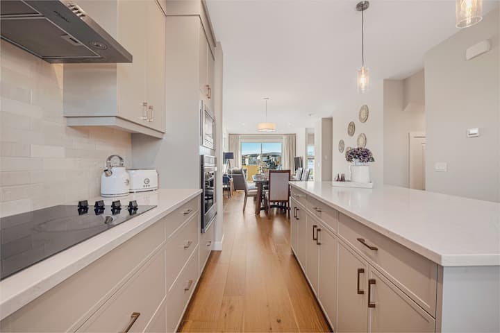 Lux Home |Central Ac|close Banff|pond View| Garage - Calgary