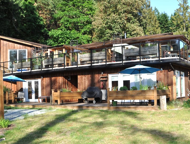 2 Garden Rooms, Private Bathrooms & Breakfast . Q - North Pender Island