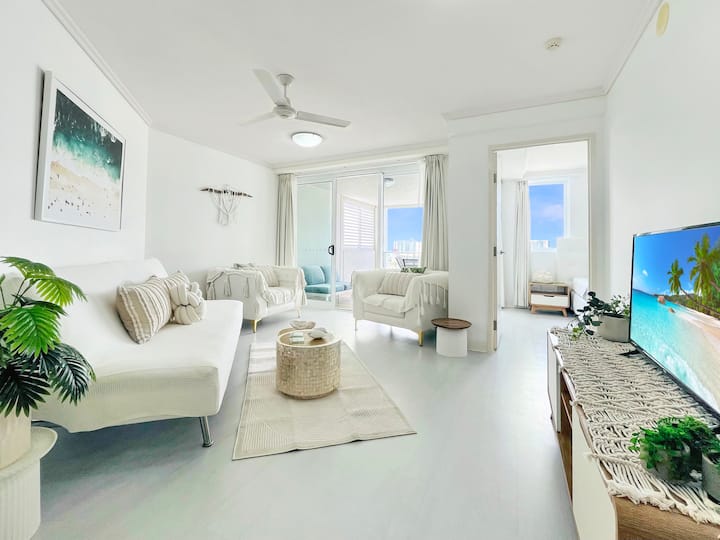 Ocean View Apartment ~ Kitchen, Laundry, Pool - Cairns
