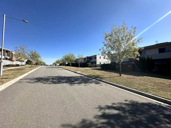 @ Entire 3br/2.5bath Townhouse|deck|convenient - Canberra