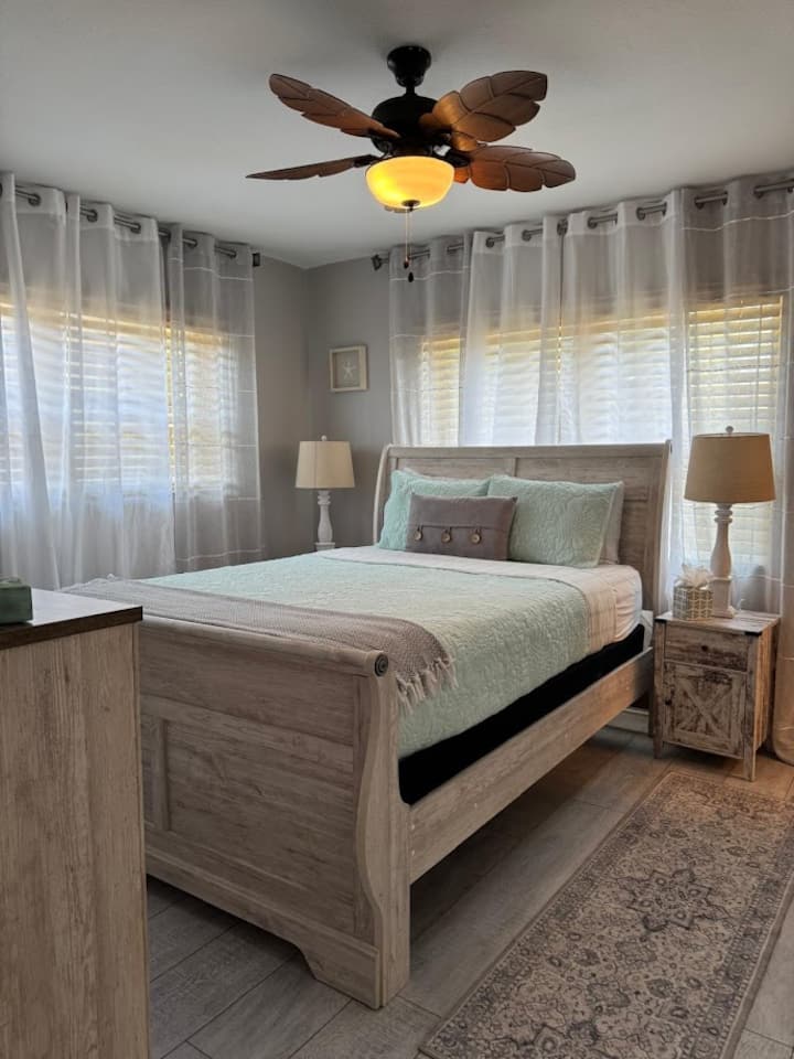 Coastal Retreat *Near Beach* - Pinellas Park, FL