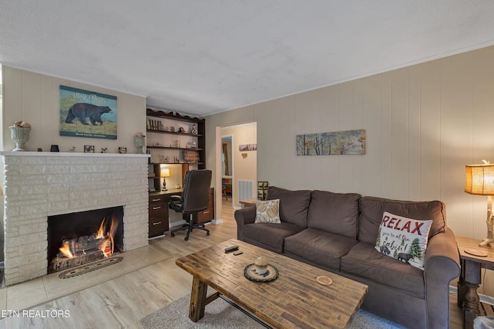 Idyllic 5-star Cabin ~ Great Gatlinburg Location!* - Gatlinburg, TN