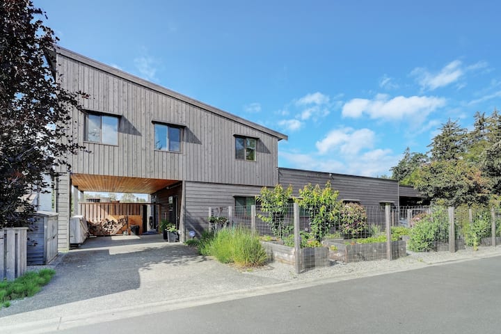 Seaside Suite Escape:  Modern Luxury+ King/hot Tub - Sooke