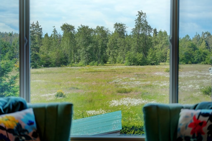 Seaside Suite Escape:  Modern Luxury+ King/hot Tub - Sooke