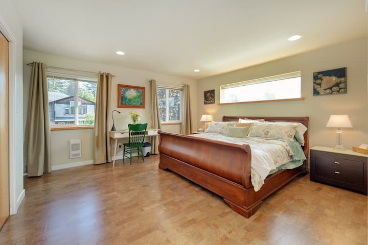 Seaside Suite Escape:  Modern Luxury+ King/hot Tub - Sooke