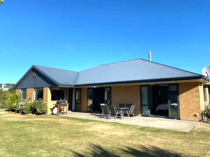Lake Wanaka Family Holiday Retreat (Free Fibre Wifi) - Wanaka