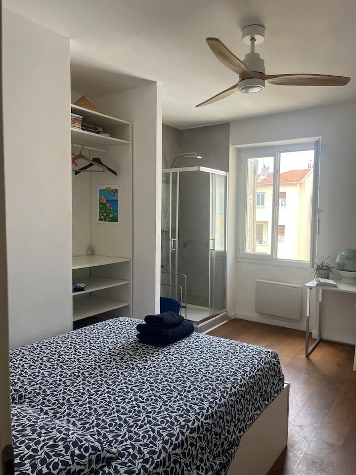 Chambre Avec Salle De Bain Privative Coeur De Nice - Nice