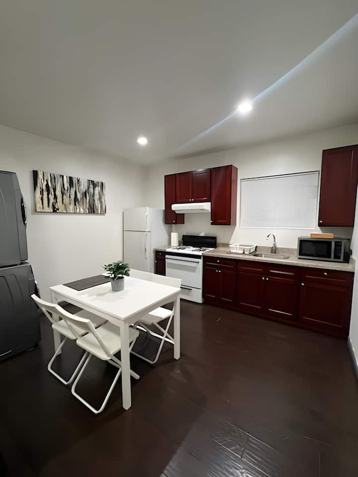 Great Value Bdrm Apt Close To Downtown/freeway - Oakland, CA