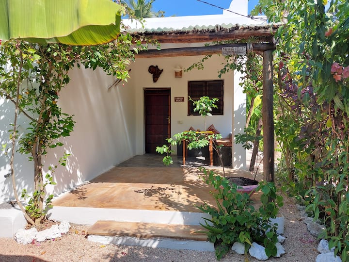 Guru Guru Garden Houses "Black House" - Tanzania