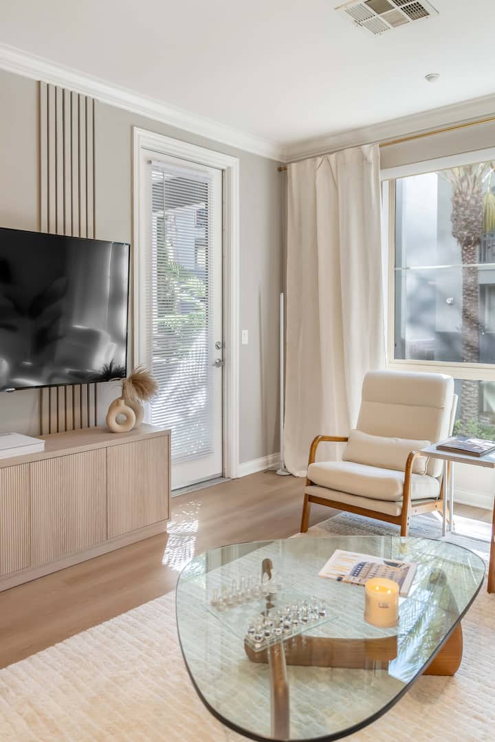 Casa Blanca® - Designer 2br/2ba In Irvine W/ Pool - Irvine, CA