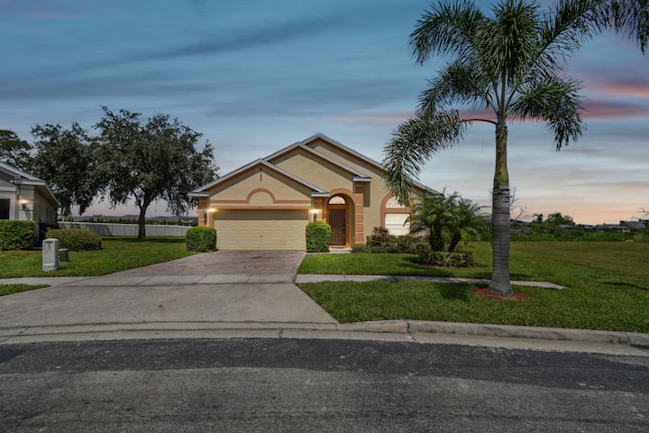 Charming 4-bedroom Retreat With Pool & Game Room - 達文波特