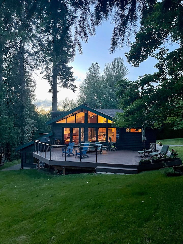 Spacious Mountain Home W/ Mt Hood & Mt Adams View! - Parkdale, OR