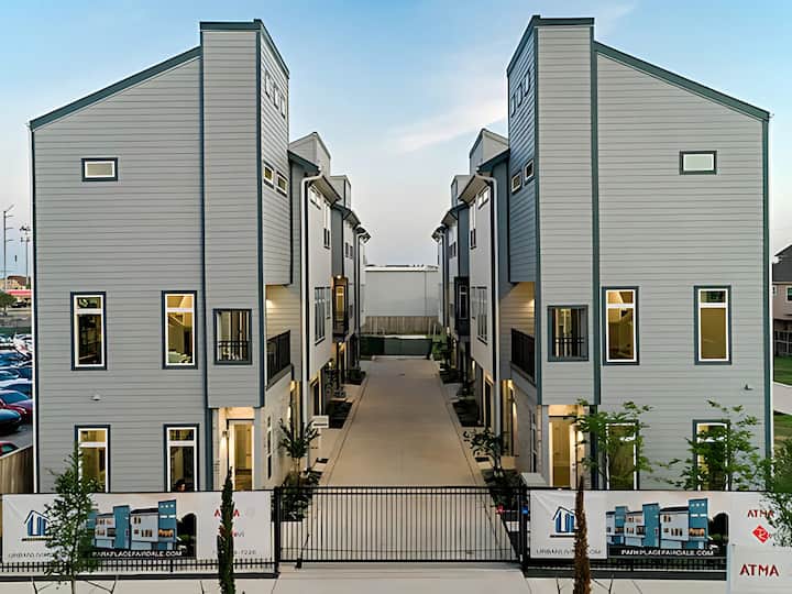 Uptown Galleria | Modern 3-story Home W/ Garage - Houston, TX