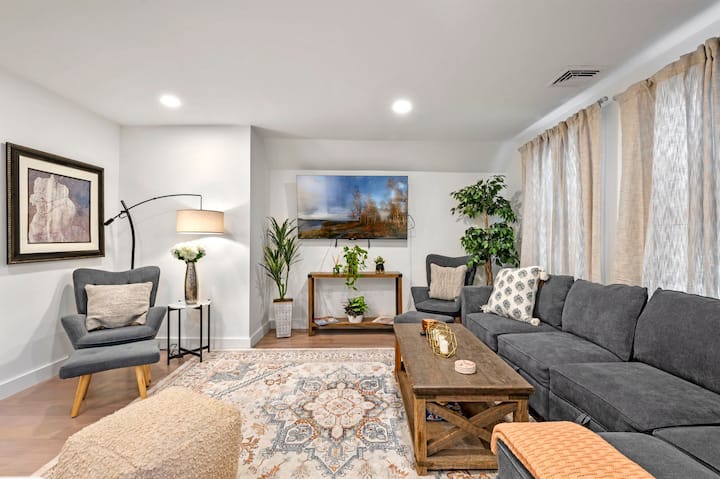 3br Salem Home: Parking, Terrace, Walk To Downtown - Salem, MA