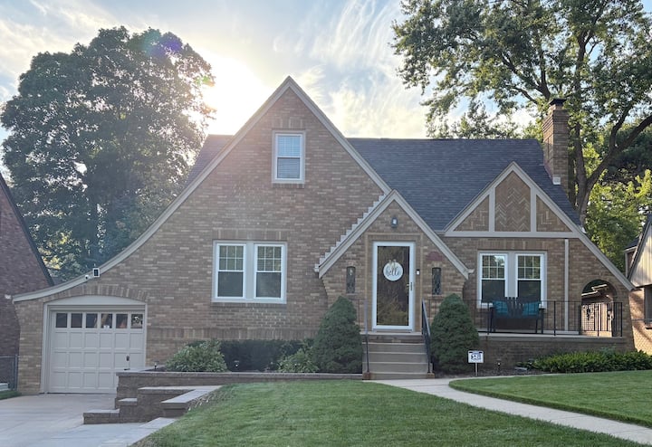Charming Country Club Bungalow! - Omaha, NE