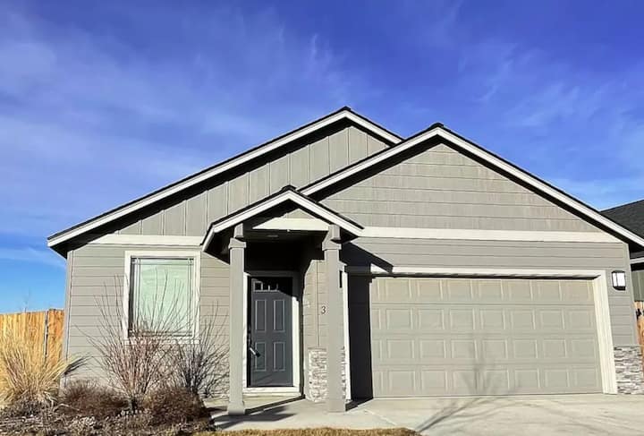 Fully Furnished Home In A Nice Neighborhood - Redmond, OR