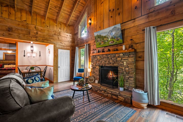 Cozy Cabin W/hottub & Fire Place -Near Attractions - Gatlinburg, TN