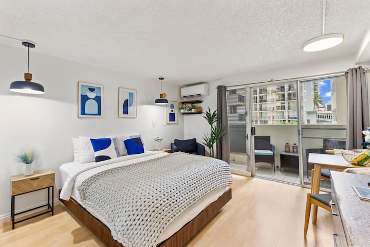 1 Block To Waikiki Beach! Modern Condo In Waikiki - Mākālei Beach Park